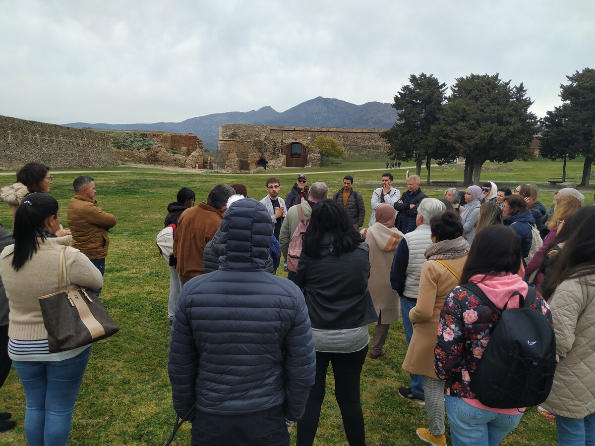 Els alumnes de català de Roses visiten la Ciutadella sota el guiatge de ...