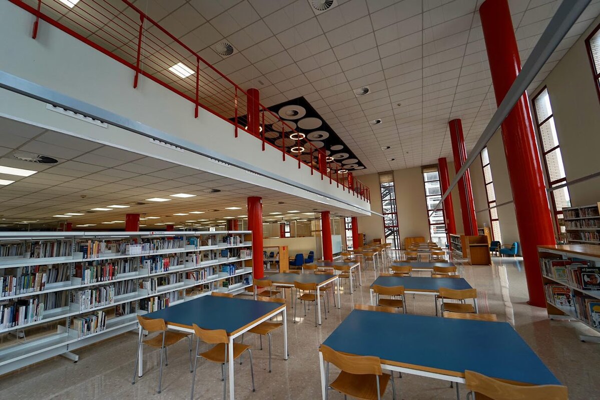 Visita a la Biblioteca Miquel Martí i Pol | L'estat actual de la ...