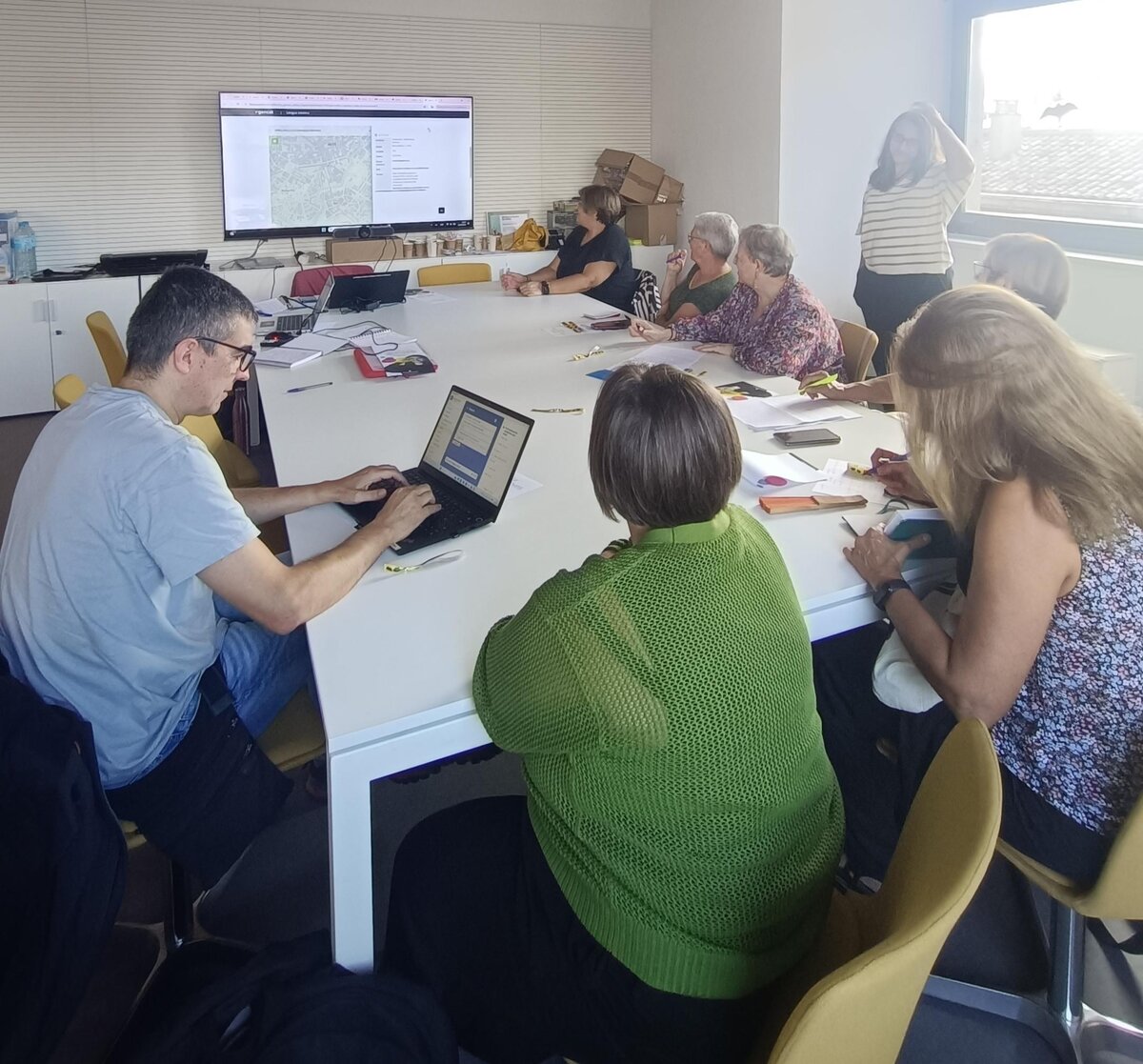 Presentació a Olot del mapa interactiu "Aprèn català a les comarques ...