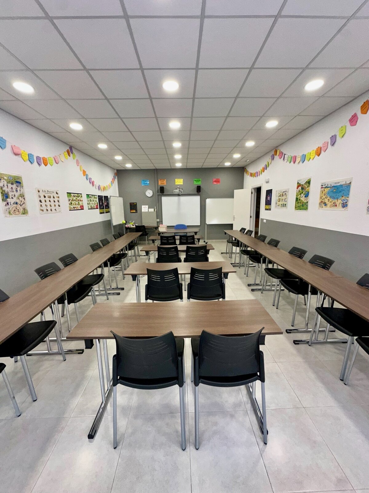 Sis entitats de Lloret, que col·laboren en una prova pilot de l'Oficina de Català, a l'aula ...